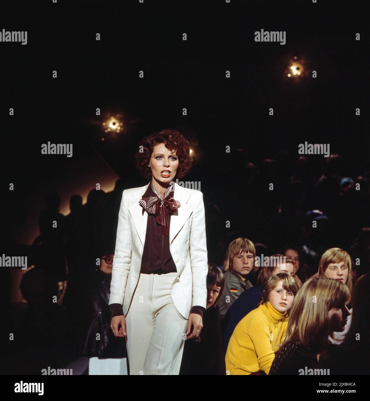 Su Kramer, deutsche Sängerin, bei einem Auftritt im Magazin ...