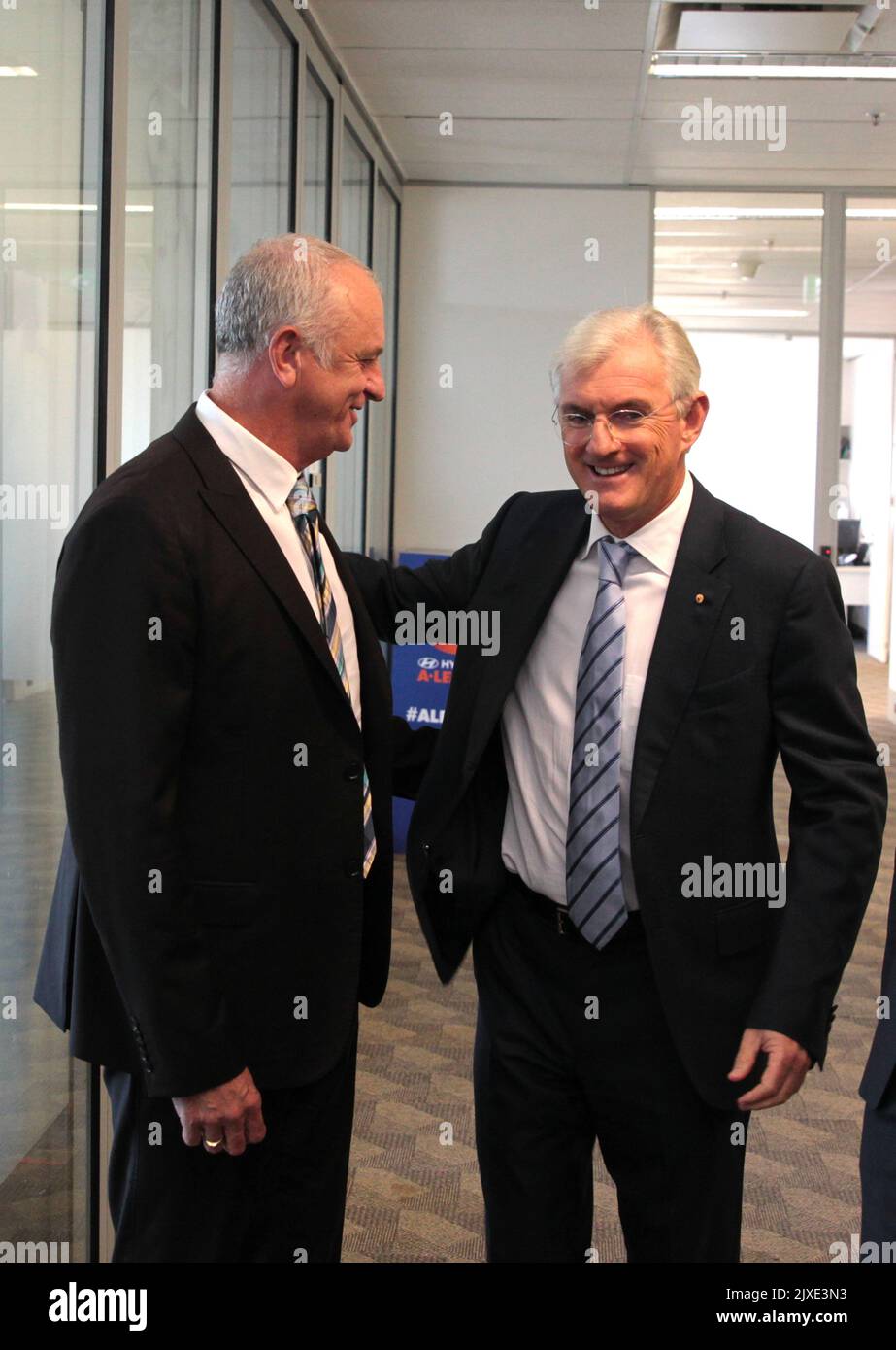 Der Trainer des FC Sydney, Graham Arnold (links), wird von Steven Lowy ...