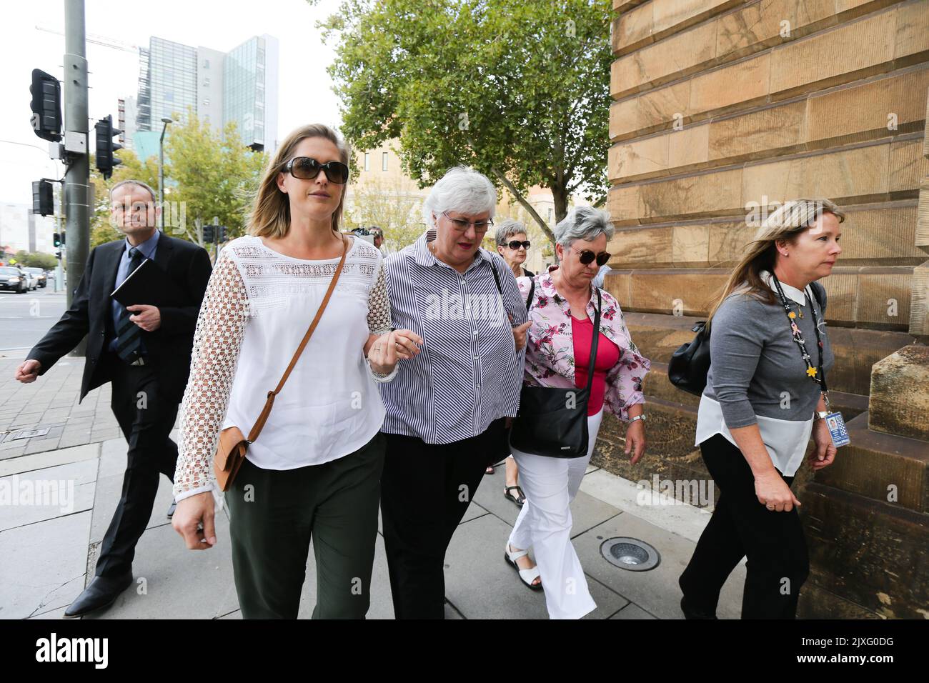 Die Familie des ermordeten Mädchens Louise Bell aus Adelaide verlässt ...