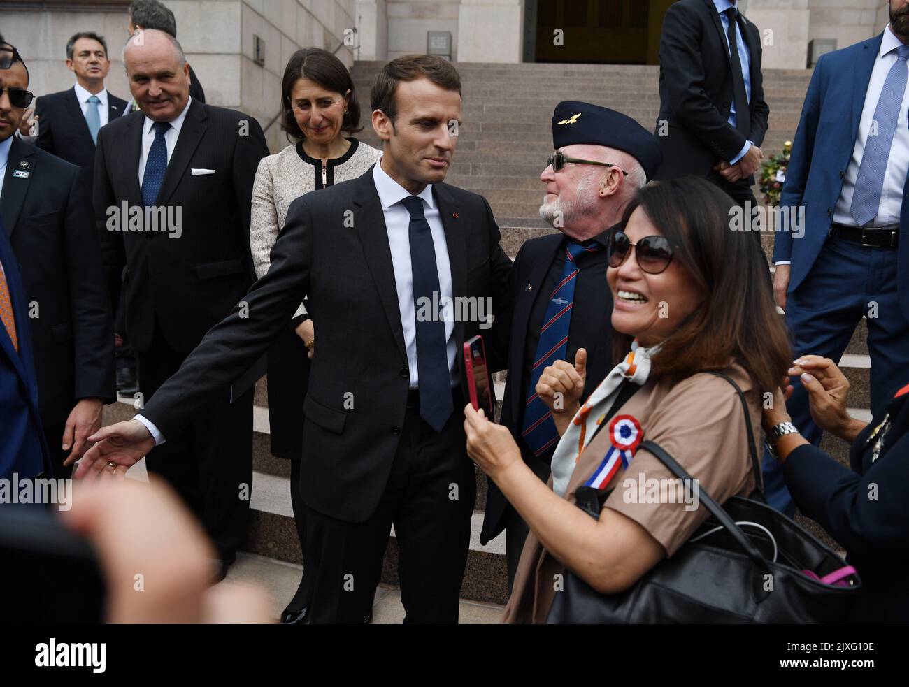 Frankreichs Präsident Emmanuel Macron (Mitte) spricht mit ehemaligen ...