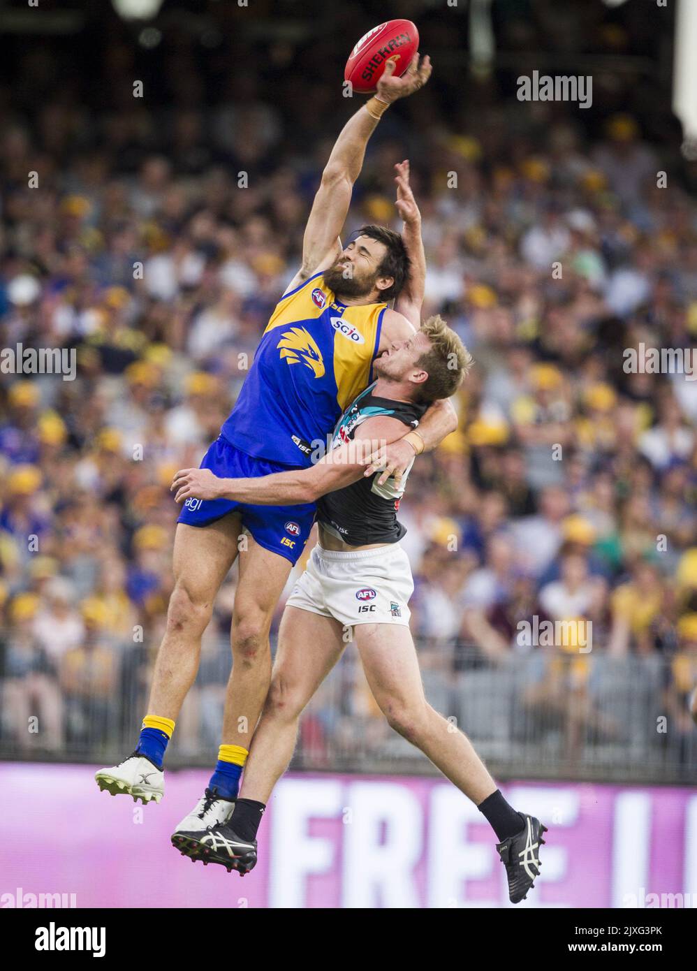 Josh Kennedy von den Eagles (links) setzt sich während des AFL-Spiels ...