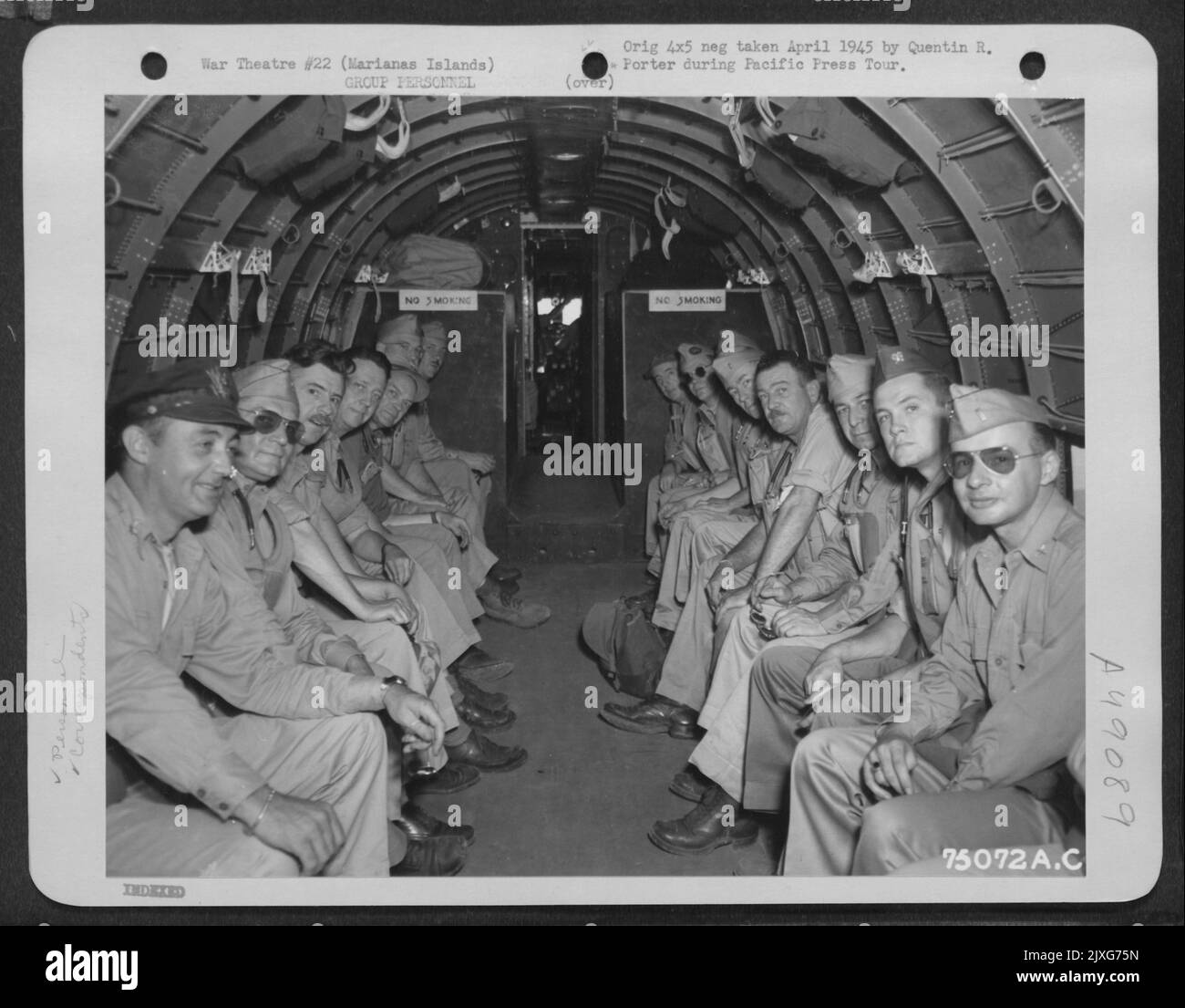 Nachrichtenkorrespondenten und Offiziere an Bord Einer Douglas C-47 ...