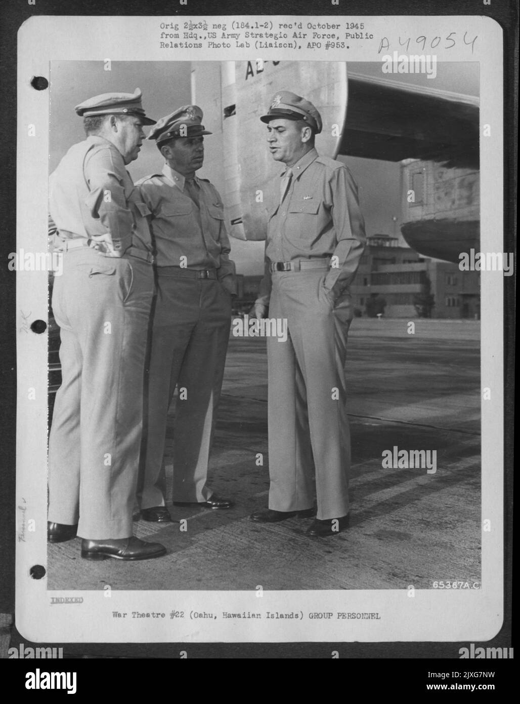 Generalmajor Willis H. Hale spricht mit Brig. General William J. Flood ... Generalmajor Willis H. Hale spricht mit Brig. General William J. Flood ...