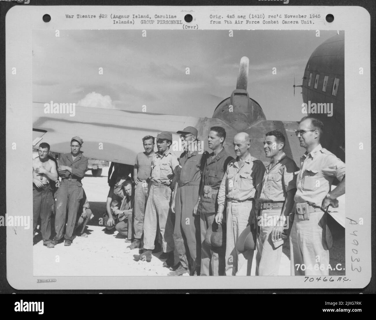 Männer posieren neben dem ersten Flugzeug - Einer Douglas C-47 -, das ...