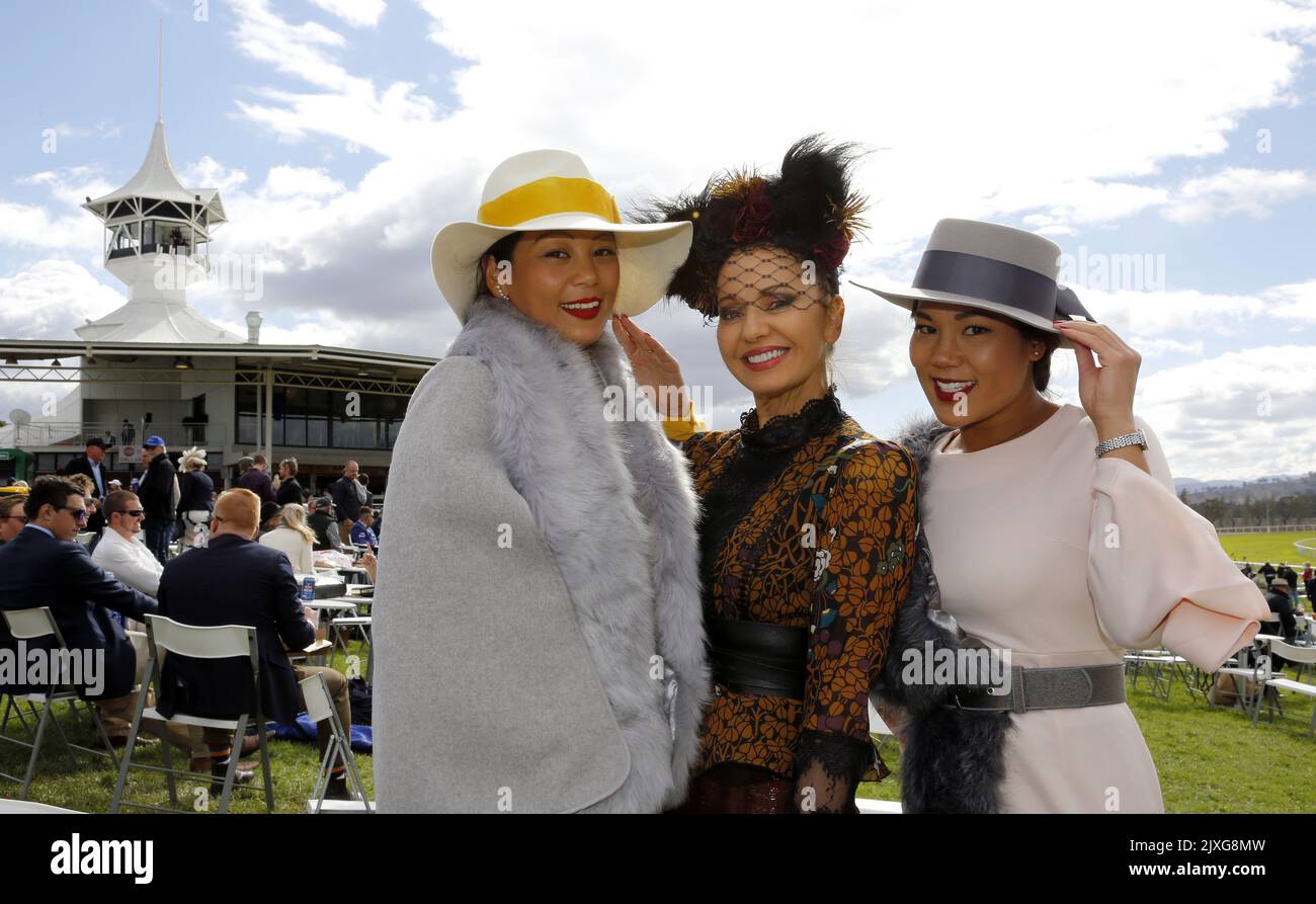 Racegoers Reggie Sie, Lisa Wellings und Jess Sie aus Sydney werden ...
