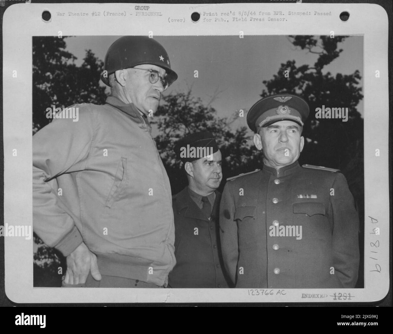 Lt. General Omar Bradley, Links, Wird Gezeigt, Wie Er Dem Generalmajor ...