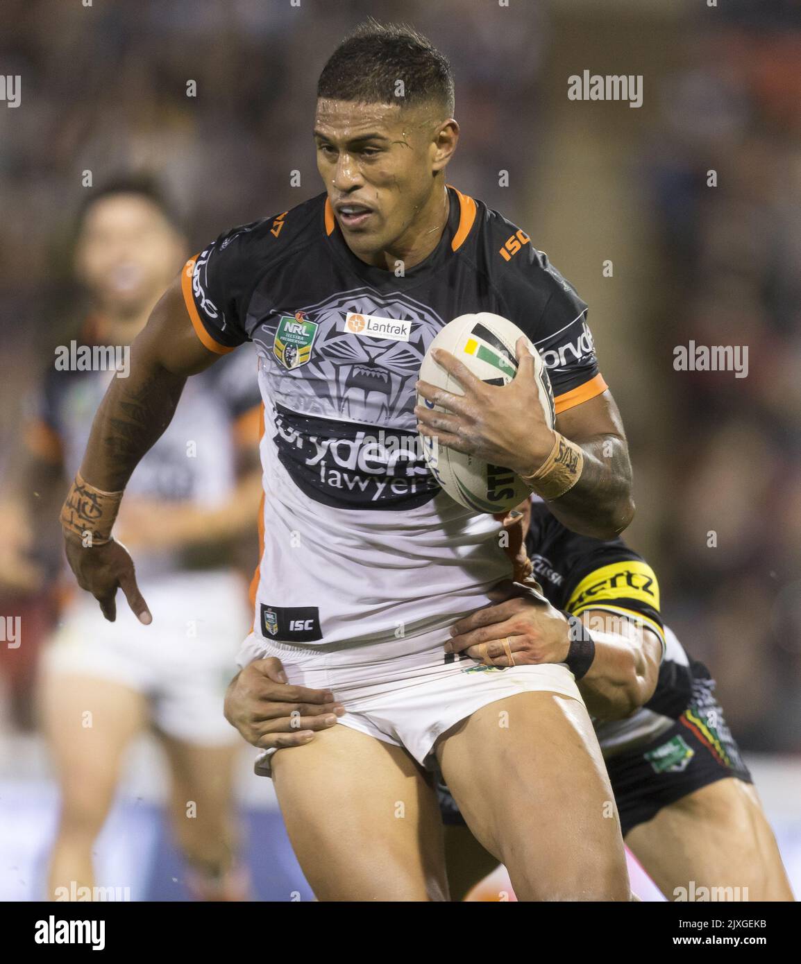 Michael Chee kam von den Tigern wird während des NRL-Spiels der Runde ...
