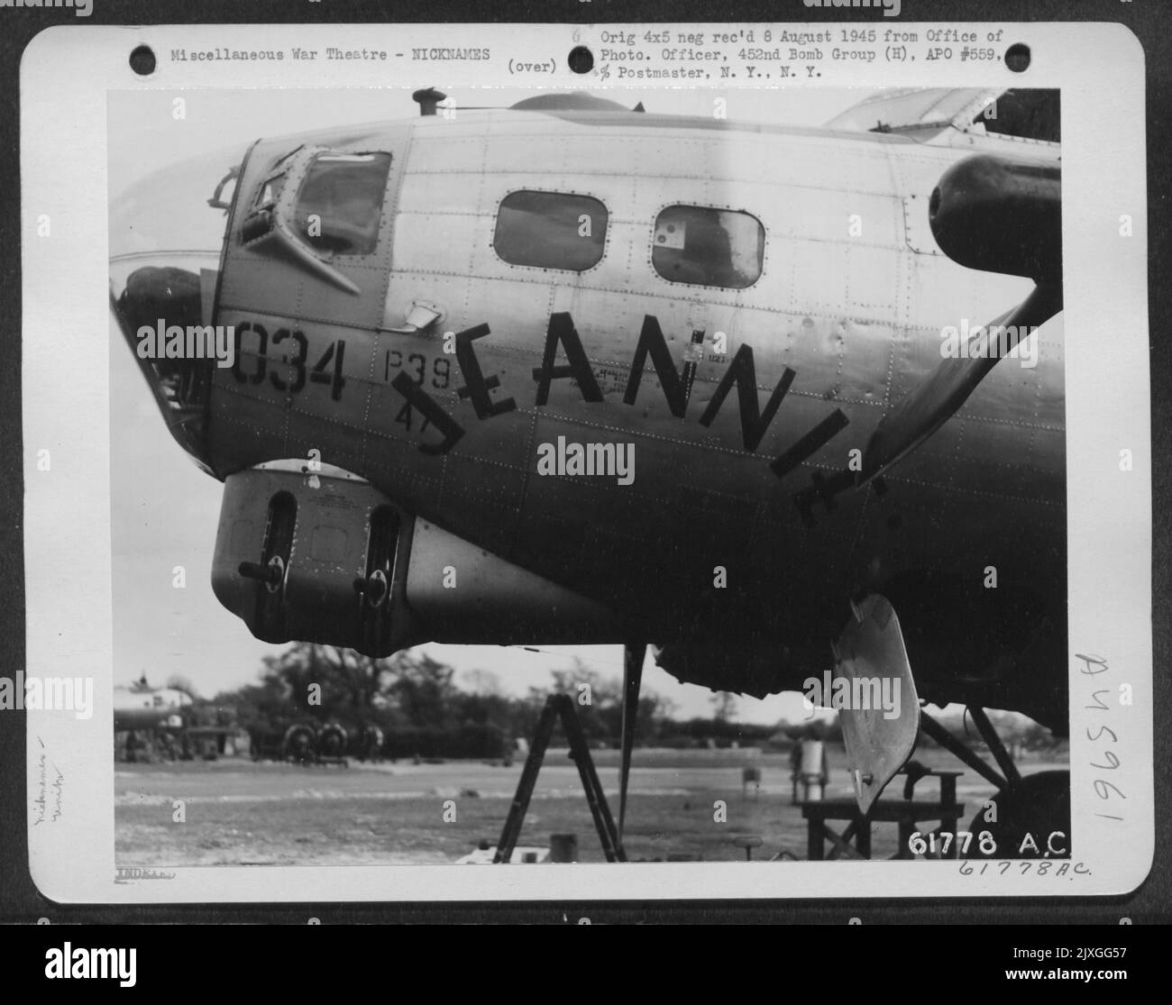 Die Boeing B-17 'Flying Fortress' 'Jeannie' auf einem Flugplatz der ...