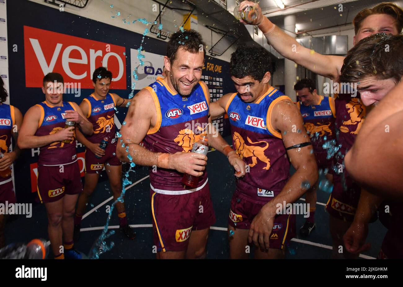 Luke Hodge und Charlie Cameron von den Löwen feiern mit Teamkollegen ...