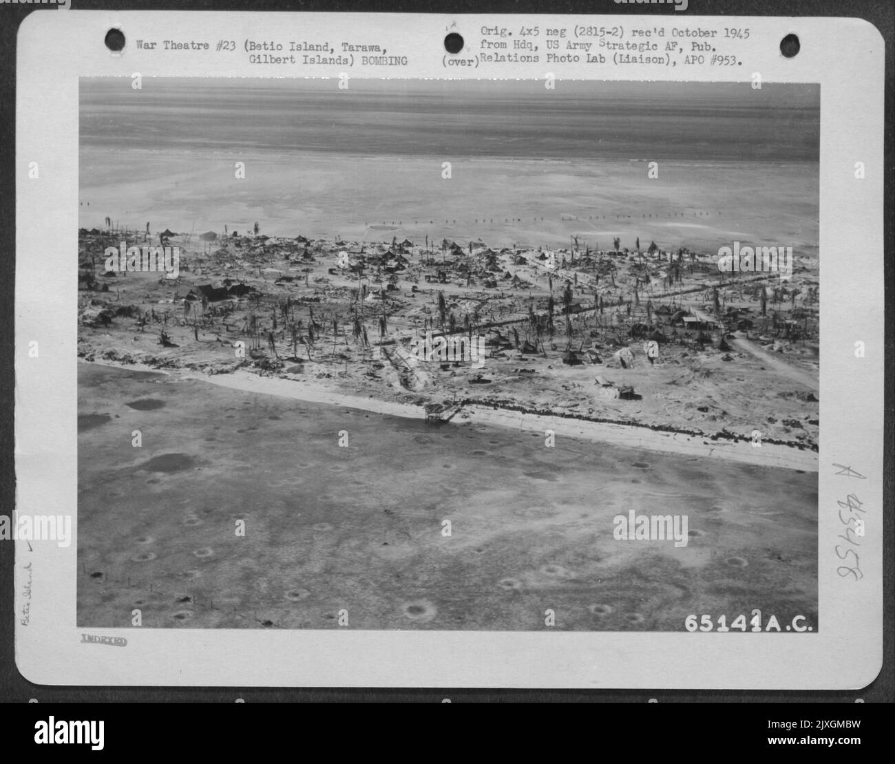 Diese Luftaufnahme, in der Bombenschäden auf der Betio-Insel, Tarawa ...
