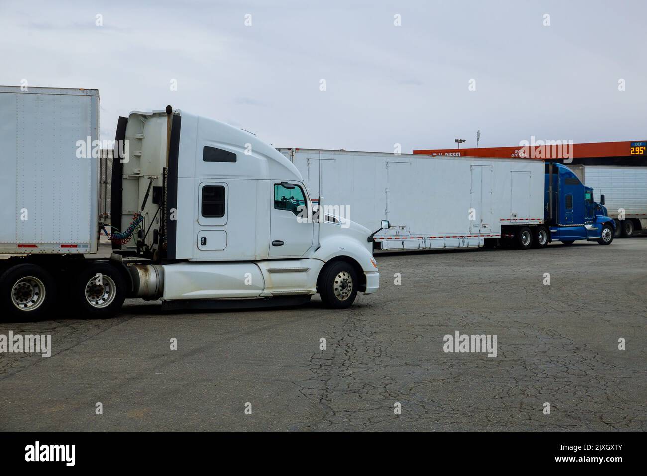 Rastplatz der LKW-Haltestelle auf verschiedenen Arten von Lastwagen auf ...