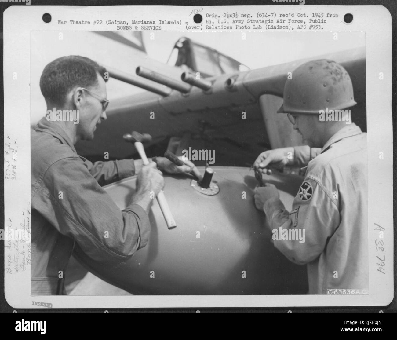 Ordnance Men zieht den Detonator an und stellt den Schaltdraht von „Feuerbombe“ ein, einem ...