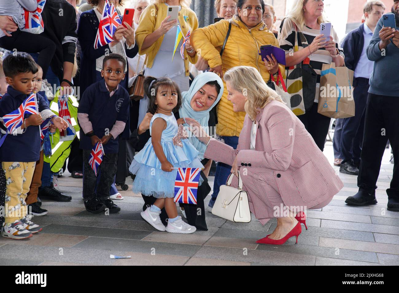 Die Gräfin von Wessex trifft Eimaan Azizi und ihre Tochter Satara bei ...
