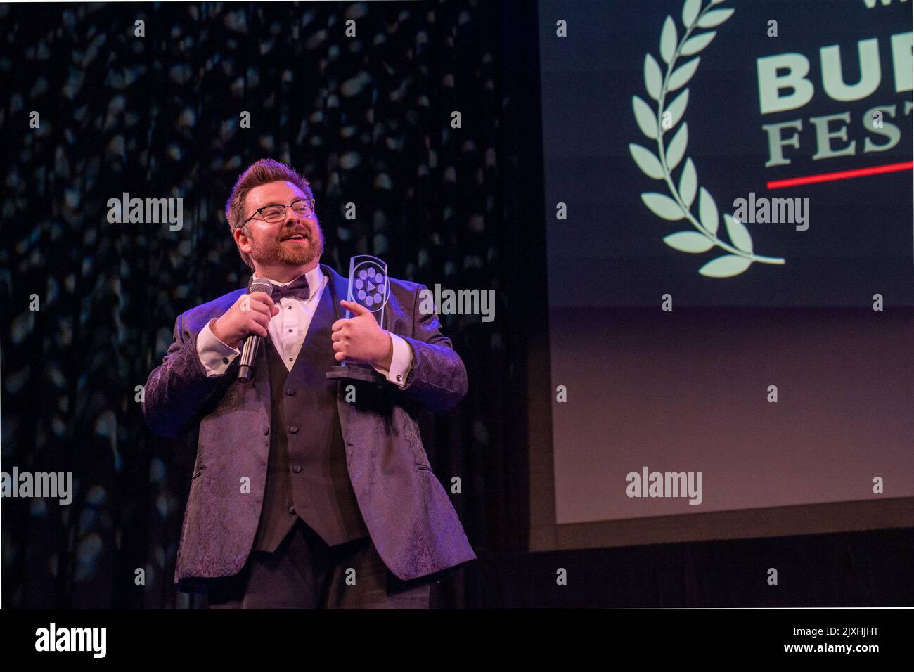 Thomas Ridgewell gewinnt den Excellence in Writing Award für „The Blame ...