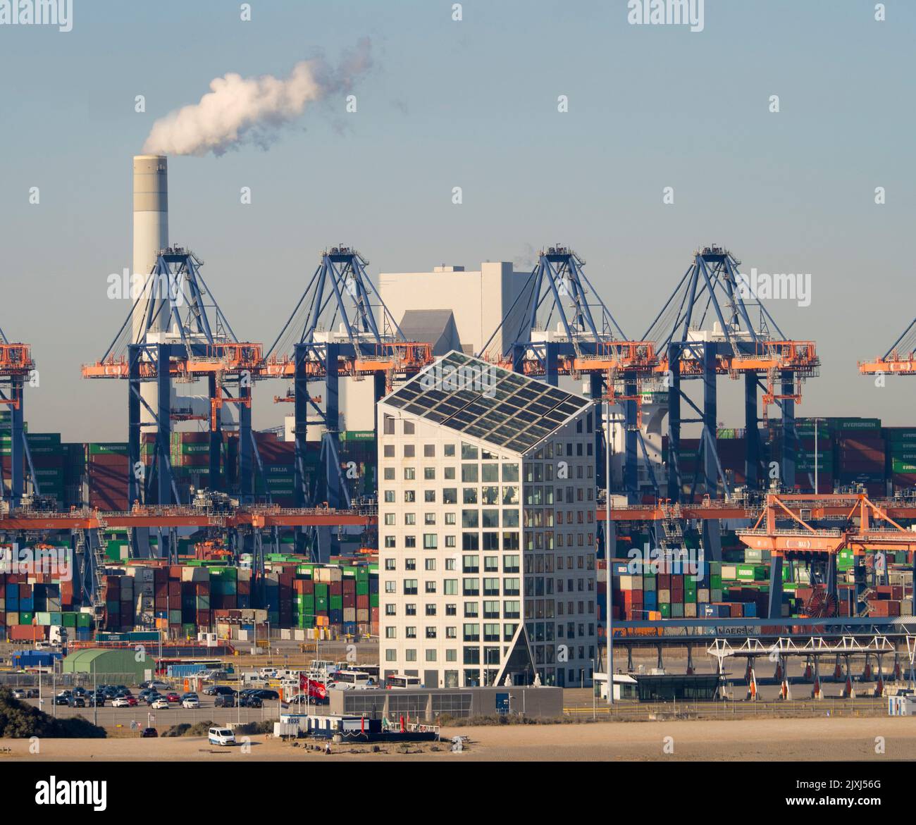 Der Hafen von Rotterdam ist der größte Seehafen in Europa, und der ...