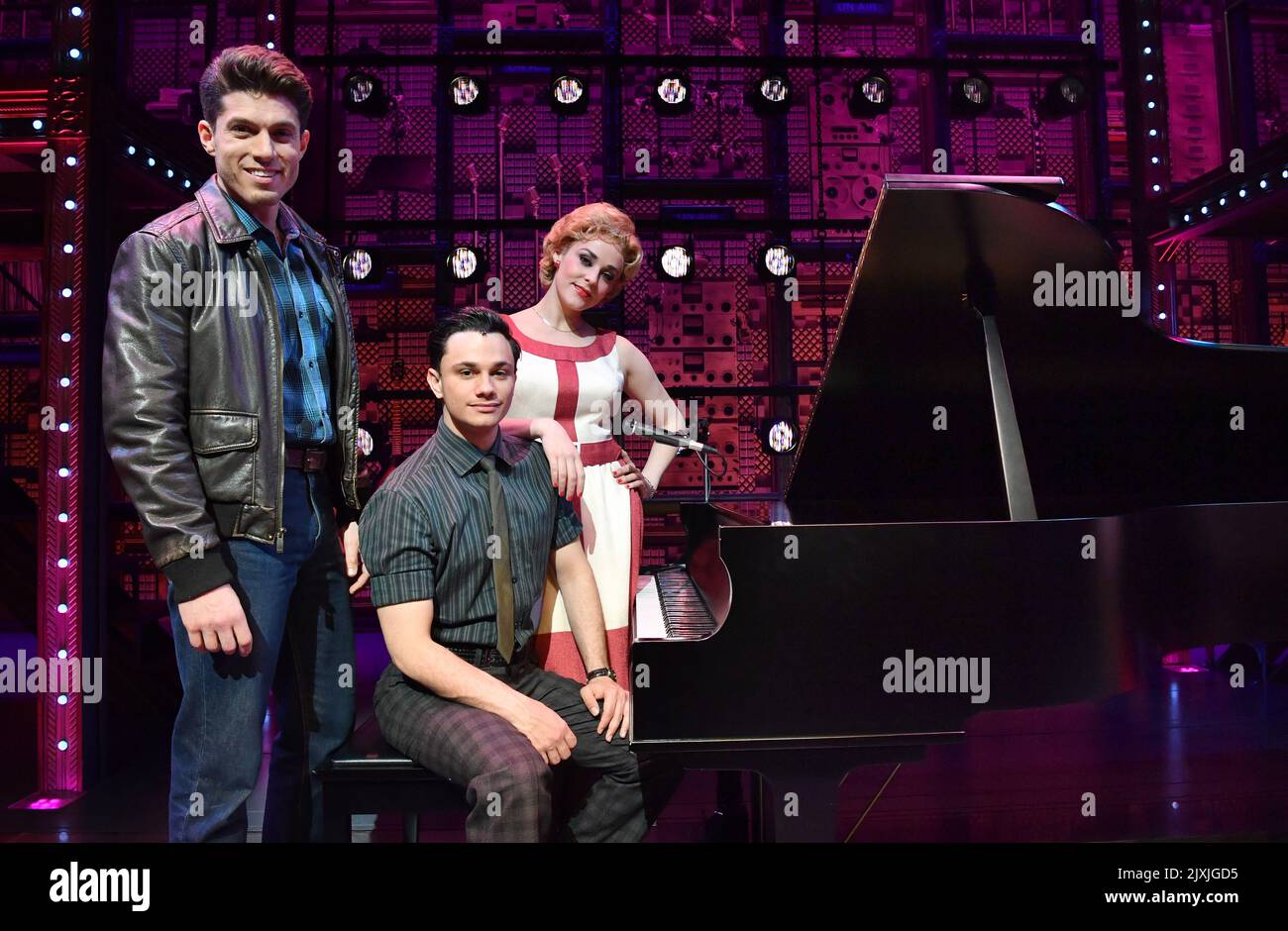 Die Darstellerinnen Josh Piterman (links), Mat Verevis (Mitte) und Lucy ...