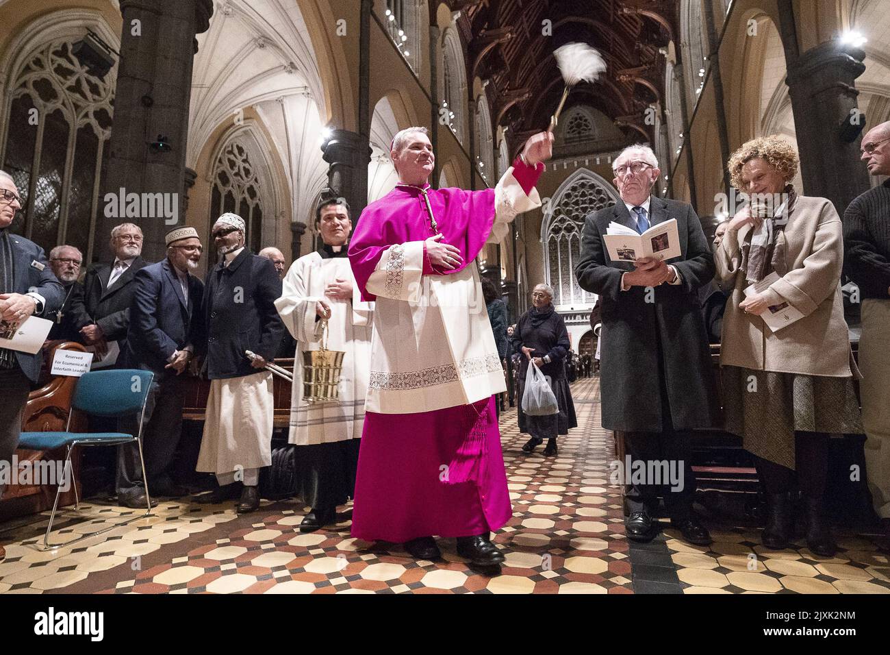 Der designierte Erzbischof Peter Comensoli (Mitte) tritt am Mittwoch ...