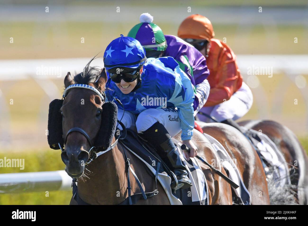 Die Jockey Rachel King fährt unsere Dasha zum Sieg im Rennen 3, dem ATC ...