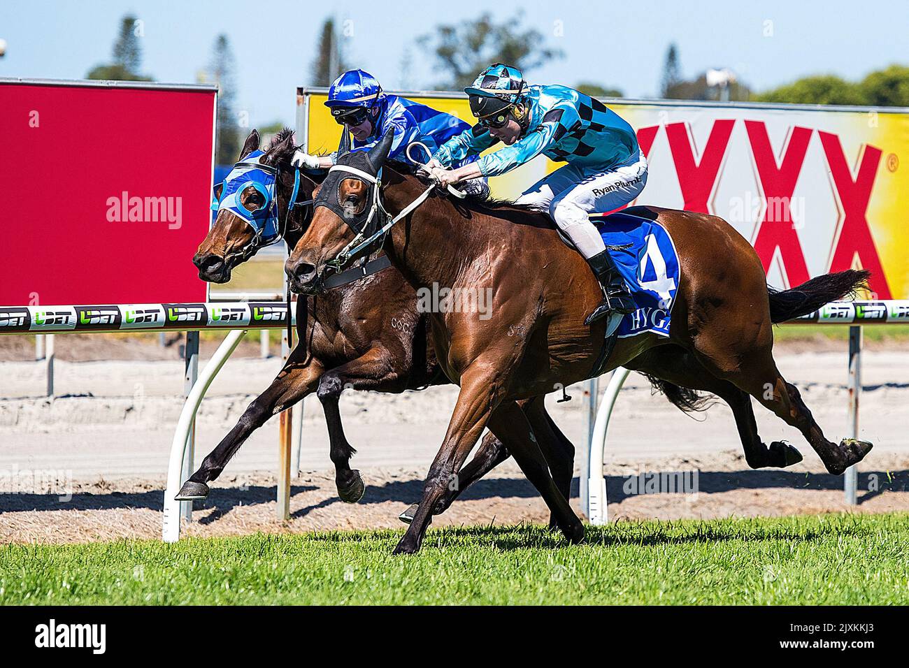 Jockey Ryan Plumb fährt Sugar Sizzle (rechts) zum Sieg im Rennen 2, dem ...