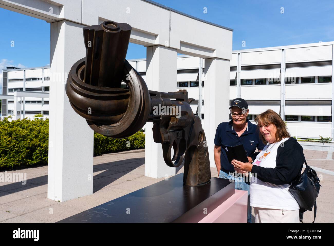 Skulptur der Gewaltlosigkeit (The Knoted Gun) bei der Åland 100 ...