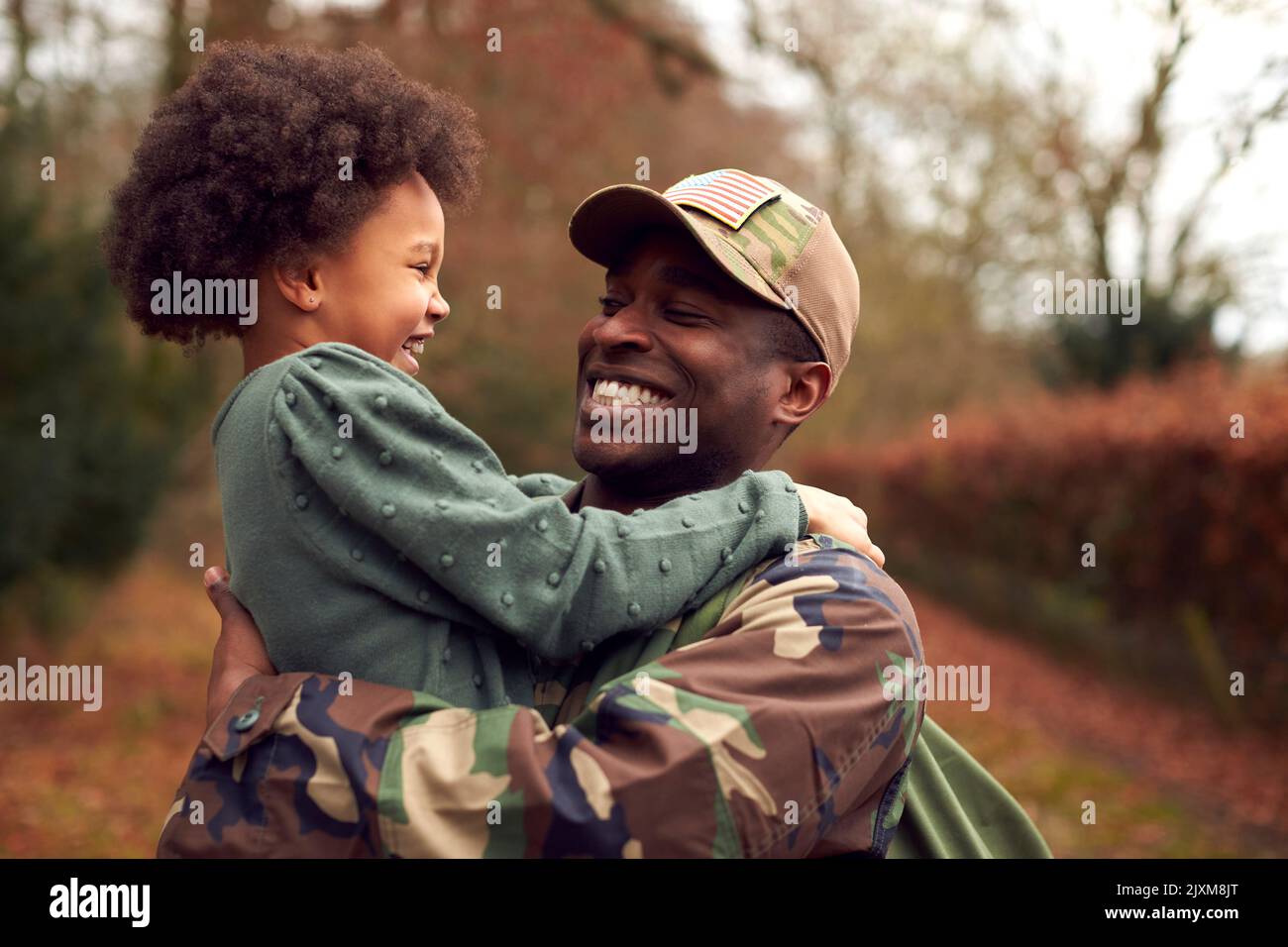 Amerikanischer Soldat In Uniform, Der Auf Urlaub Zur Familie ...