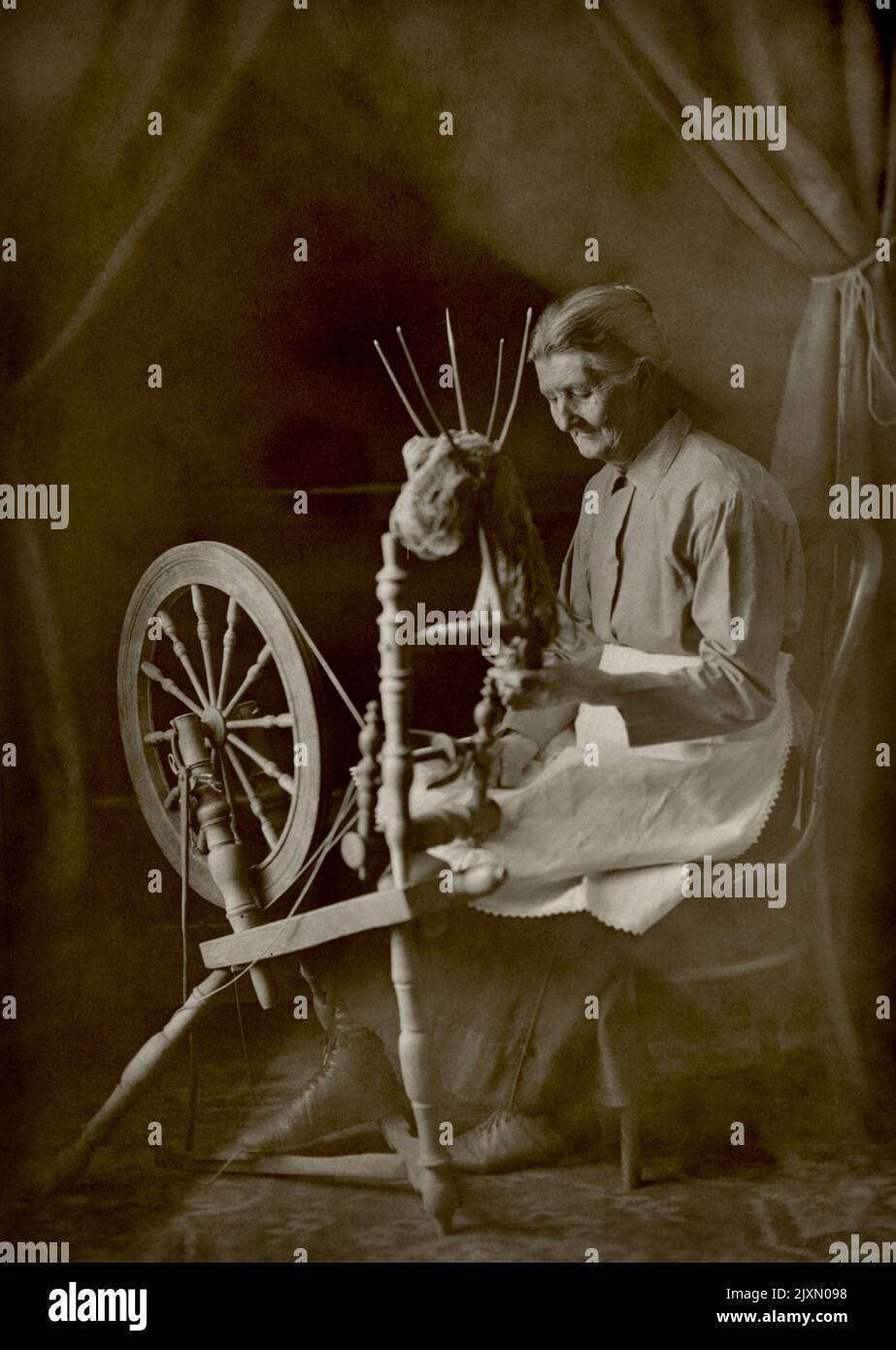 Altmodisches Spinnrad, Jahrhundertwende, 1900, Alte Frau mit Spinnrad ...