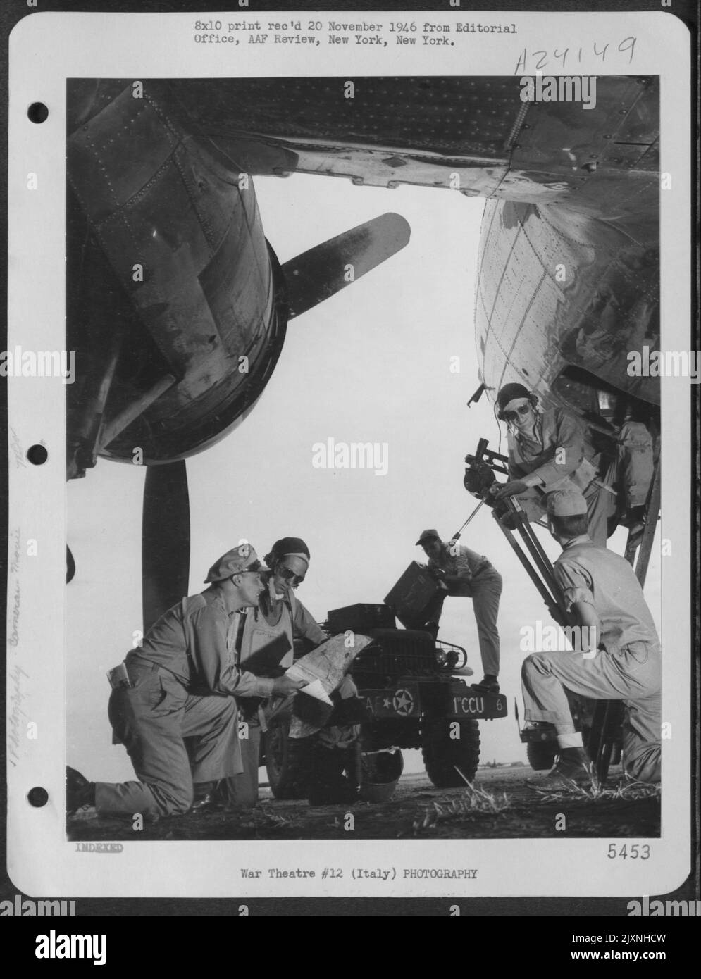 Luftkameramen der Combat Camera Unit 1. laden ihre Ausrüstung an Bord ...