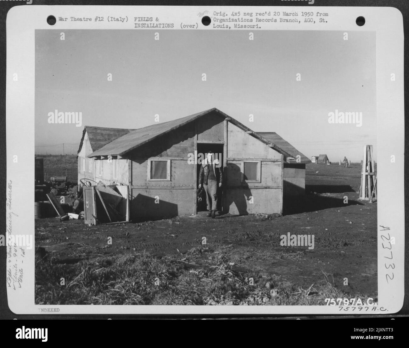 Ein Mitglied der 94. Fighter Squadron 1. Fighter Group verlässt seine ...