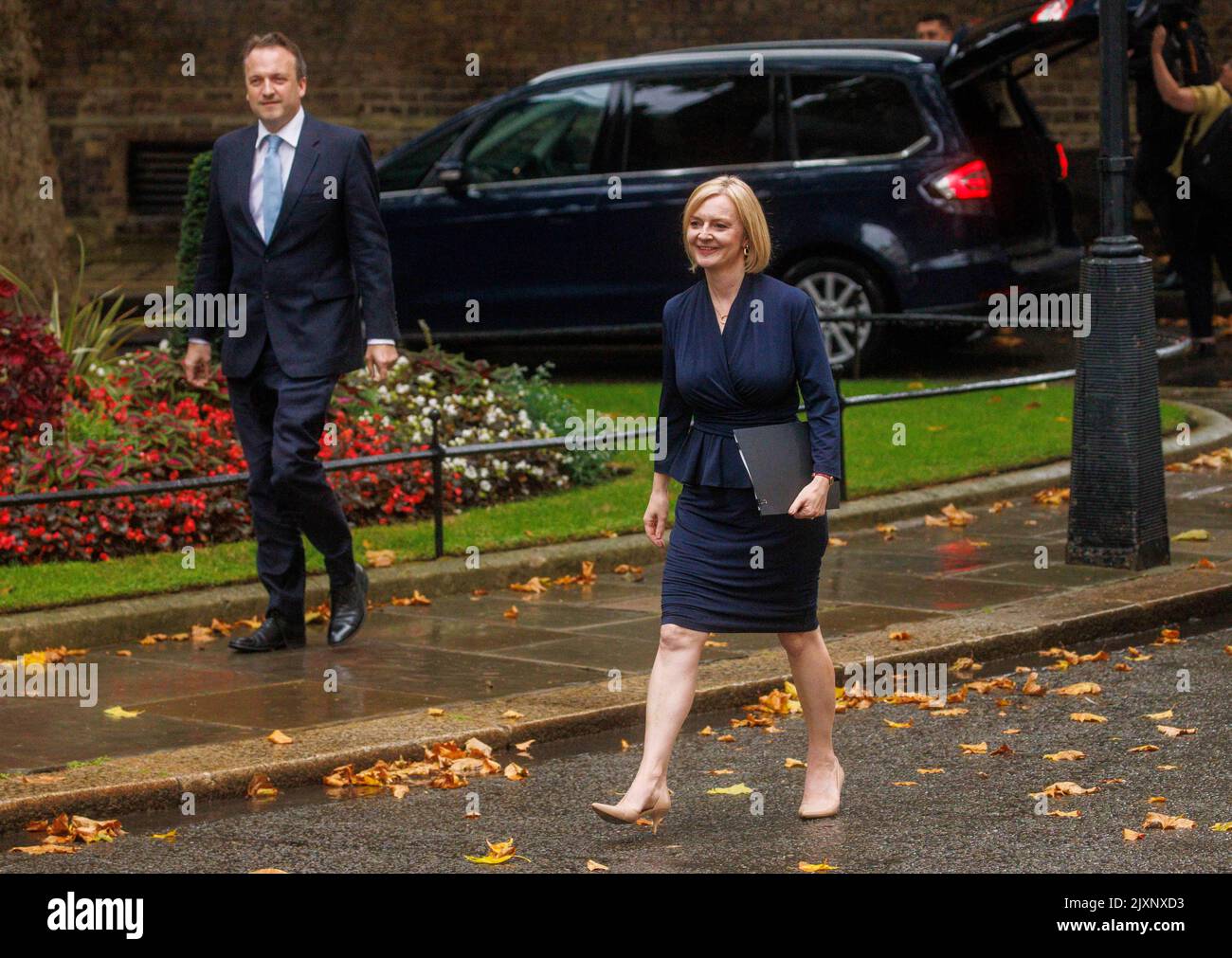 Die neue Premierministerin Liz Truss geht mit ihrem Mann Hugh O'Leary ...