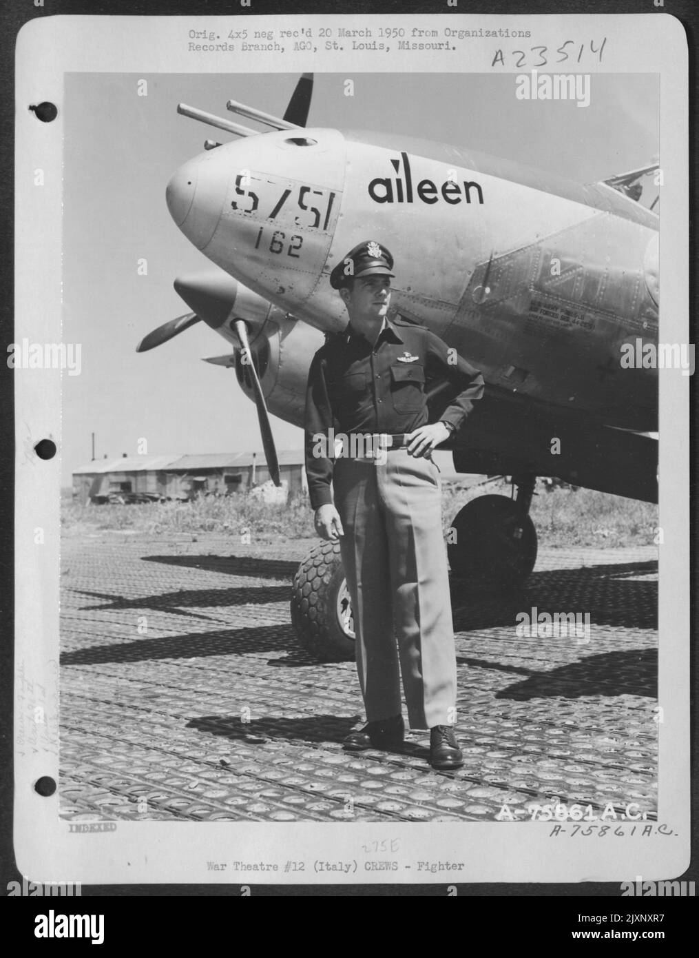 Ein Pilot der 94. Fighter Squadron, 1. Fighter Group, steht neben ...