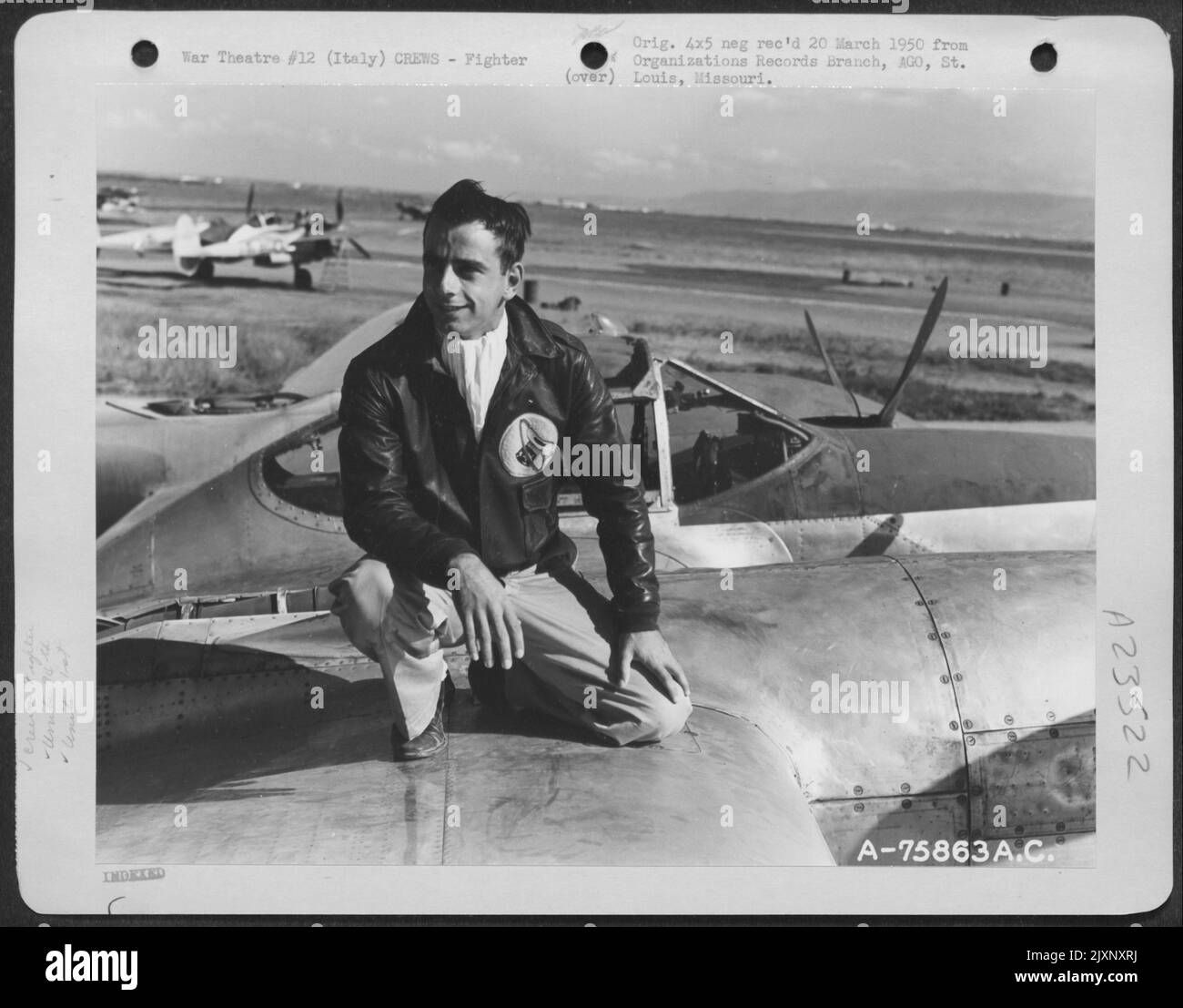 Ein Pilot der 94. Fighter Squadron, 1. Fighter Group, auf dem Flügel ...