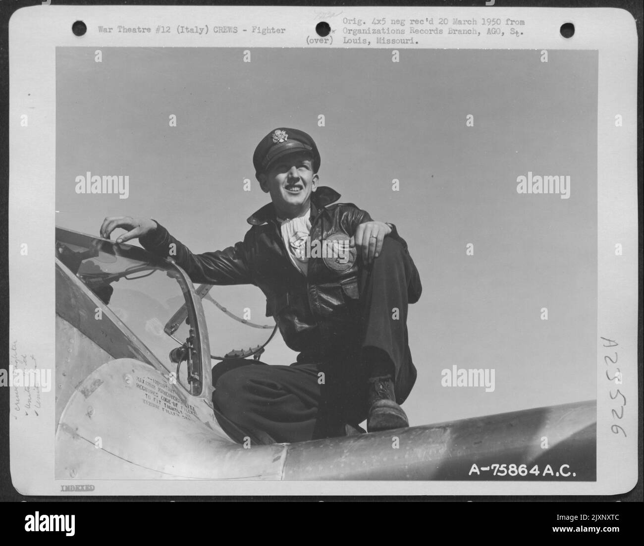 Ein Pilot der 94. Fighter Squadron, 1. Fighter Group, auf dem Flügel ...