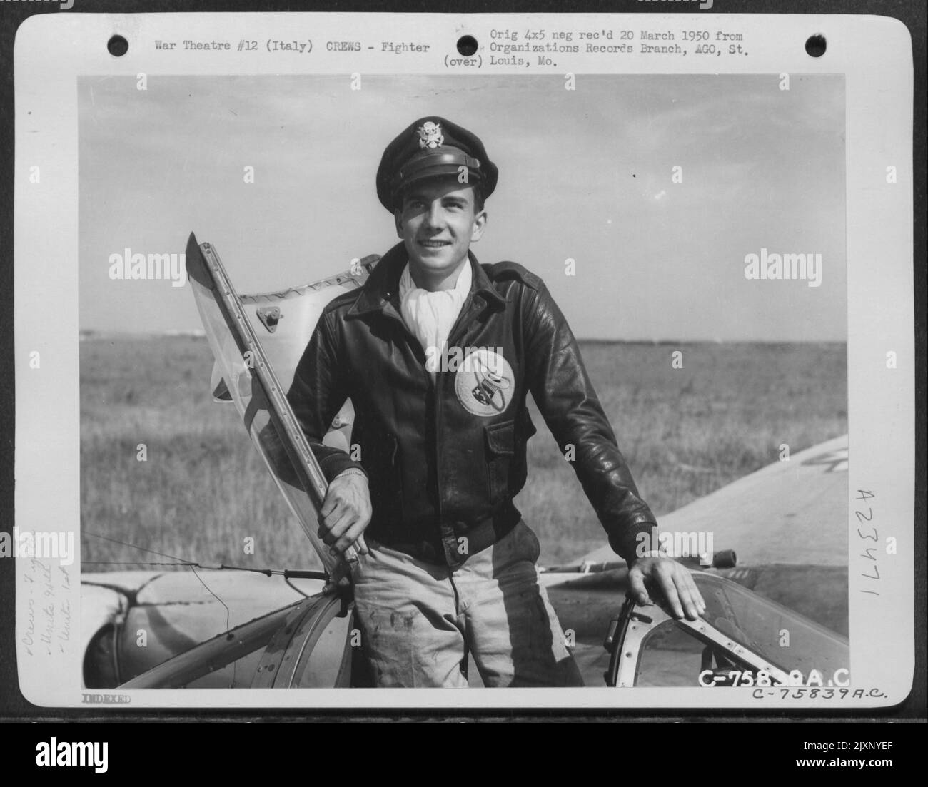 Ein Pilot der 94. Fighter Squadron, 1. Fighter Group, steht auf seinem ...