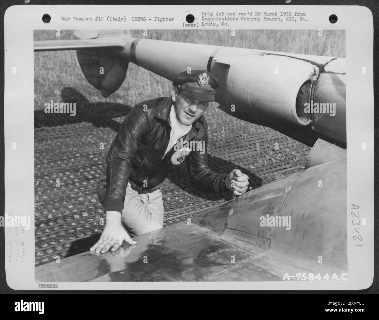 Ein Pilot der 94. Fighter Squadron, 1. Fighter Group, posiert mit ...