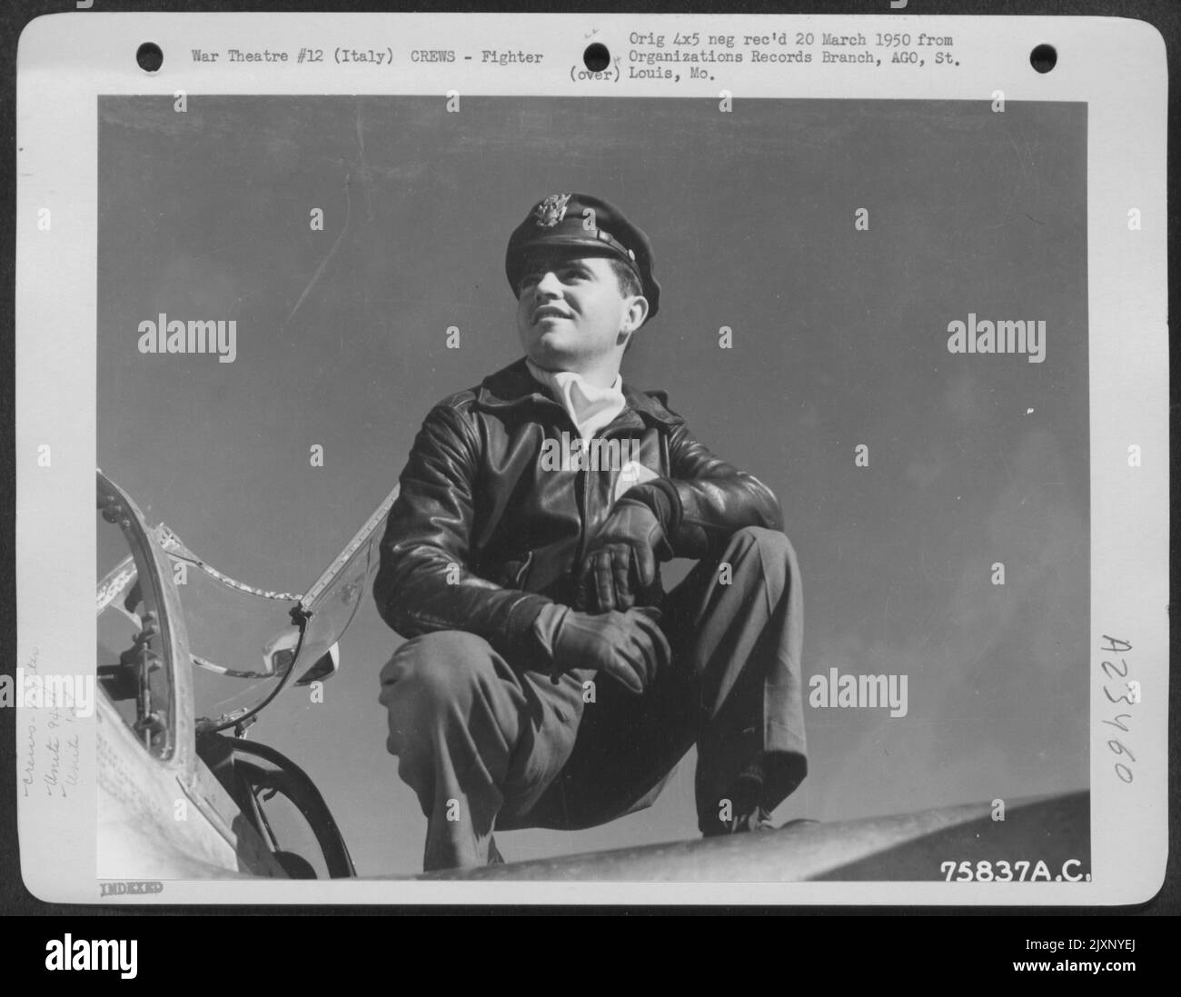 Ein Pilot der 94. Fighter Squadron, 1. Fighter Group, auf seinem ...