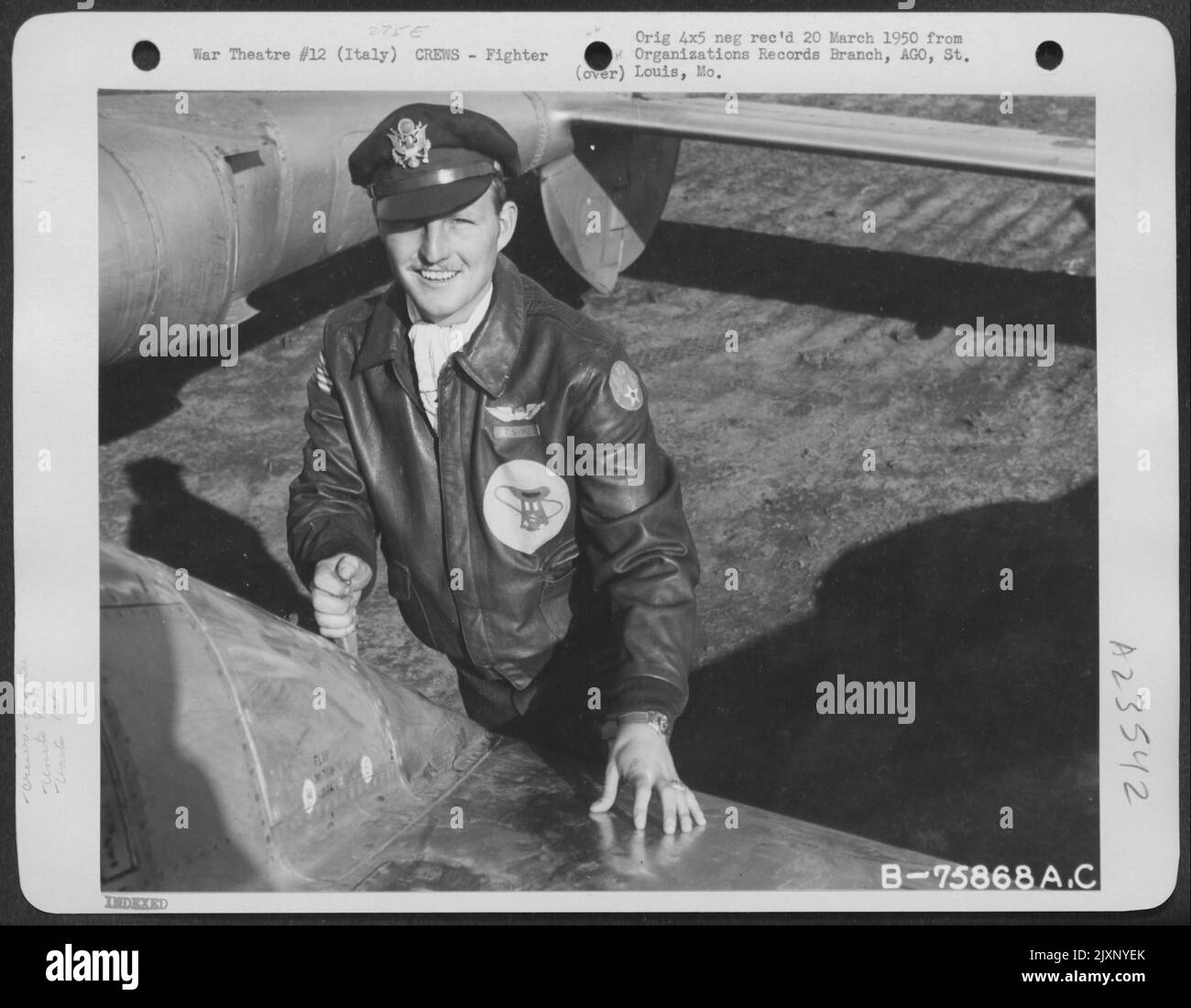 Ein Pilot der 94. Fighter Squadron, 1. Fighter Group, steht neben ...