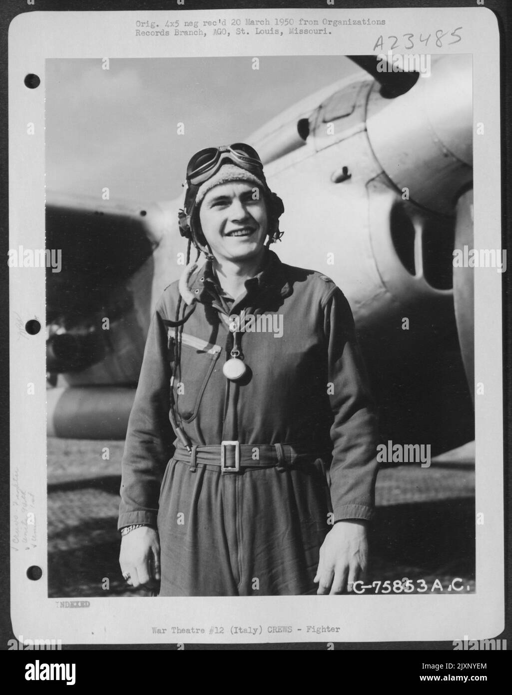 Ein Pilot der 94. Fighter Squadron, 1. Fighter Group, steht neben ...