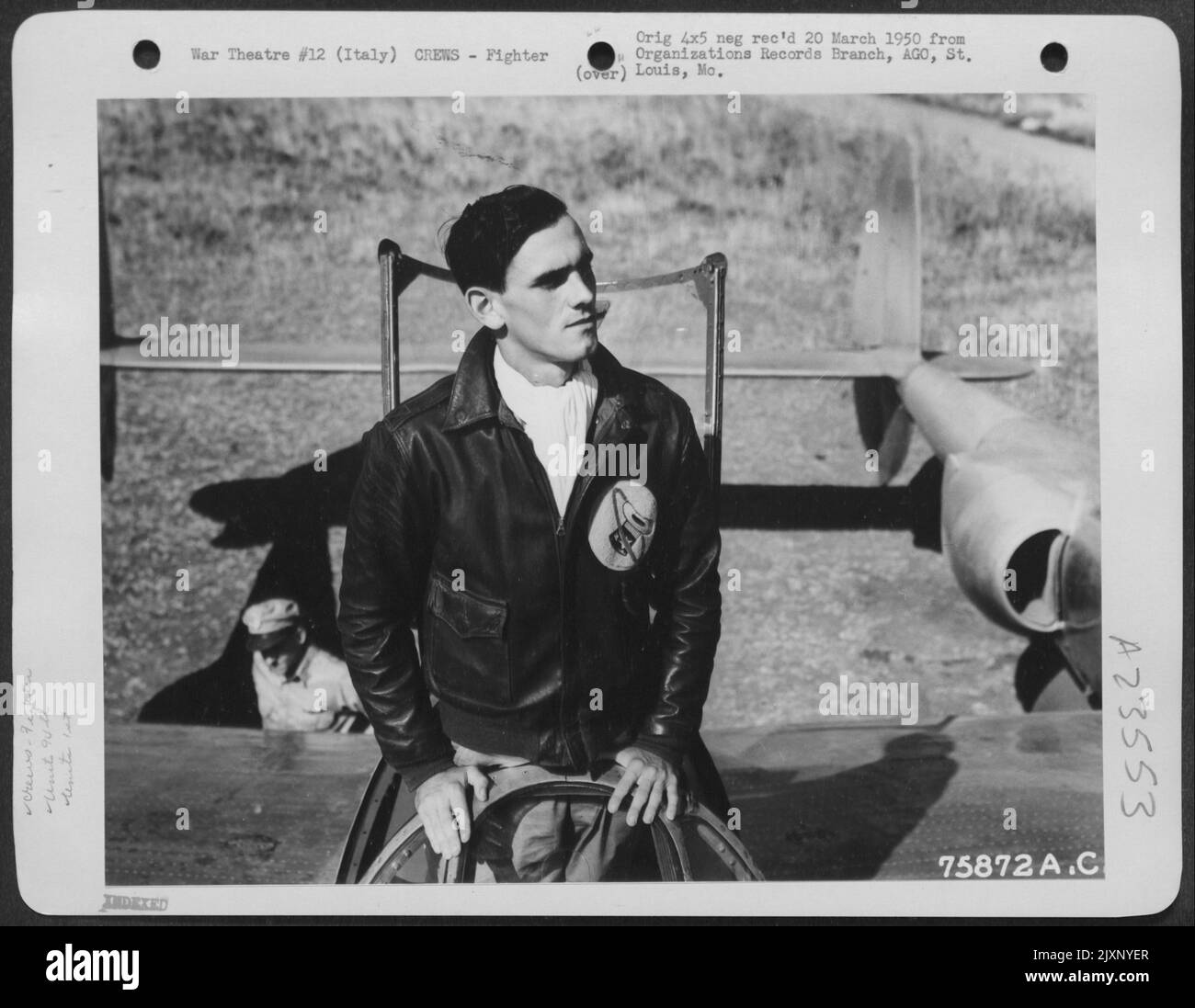 Ein Pilot der 94. Fighter Squadron, 1. Fighter Group, steht auf seinem ...