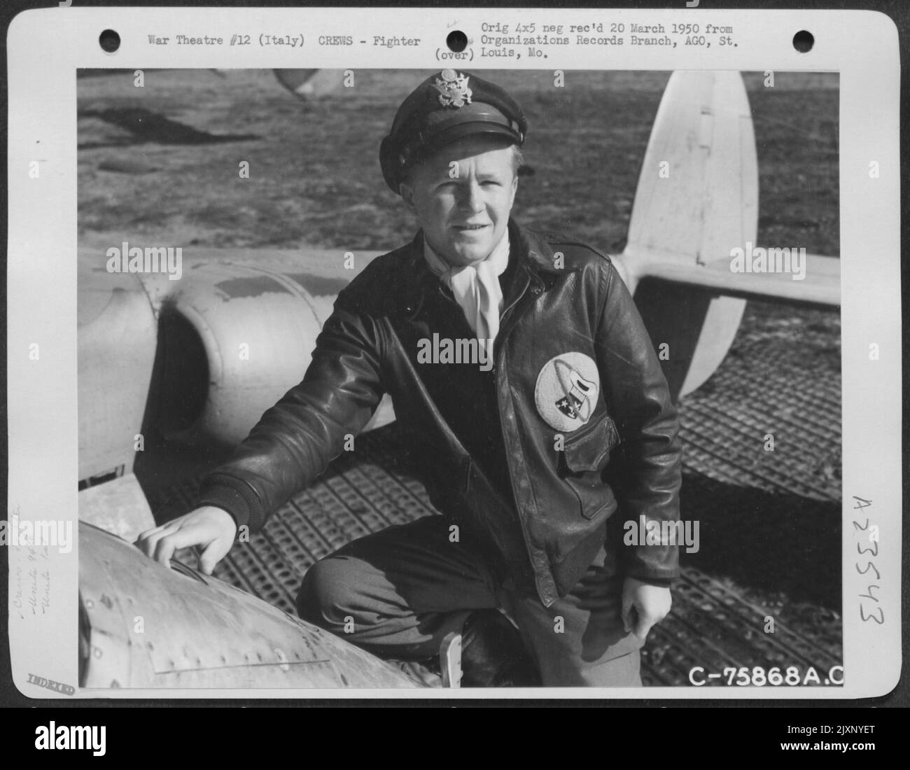 Ein Pilot der 94. Fighter Squadron, 1. Fighter Group, steht neben ...