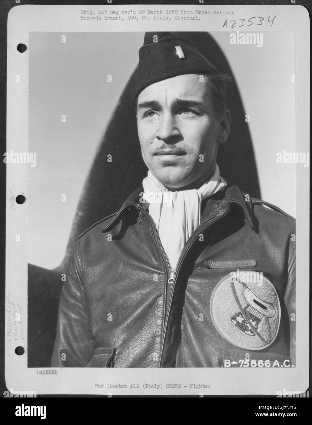 Ein Pilot der 94. Fighter Squadron, 1. Fighter Group, steht neben ...