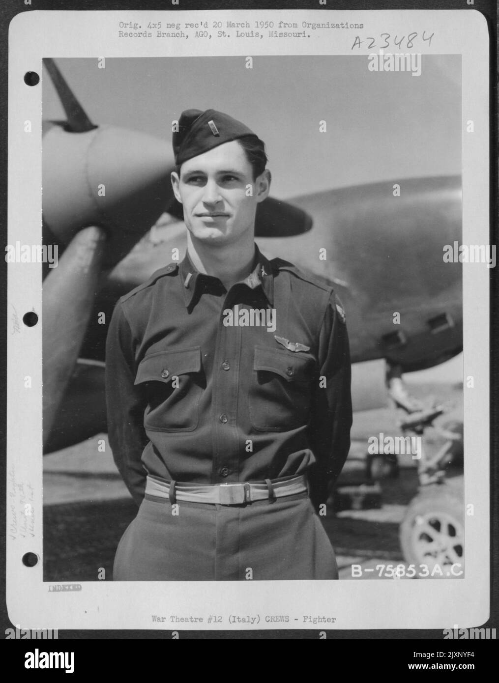 Ein Pilot der 94. Fighter Squadron, 1. Fighter Group, posiert mit ...