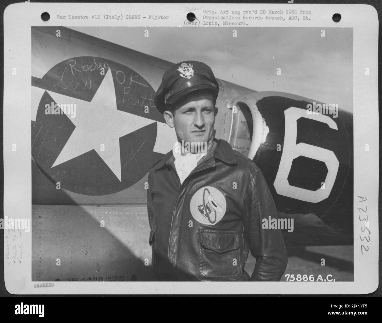 Ein Pilot der 94. Fighter Squadron, 1. Fighter Group, steht neben ...