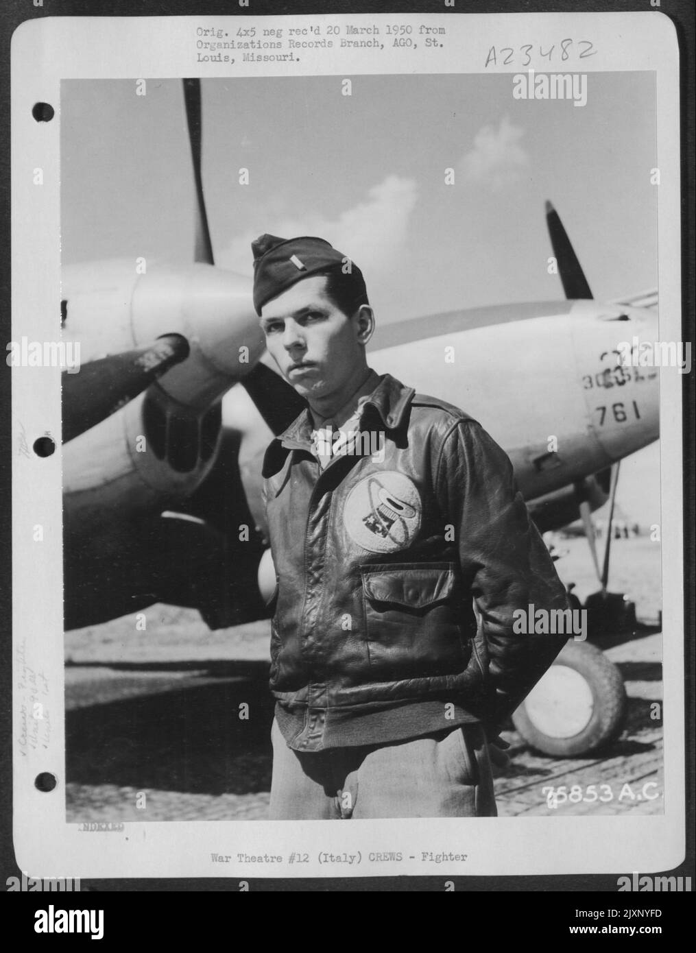 Ein Pilot der 94. Fighter Squadron, 1. Fighter Group, posiert mit ...