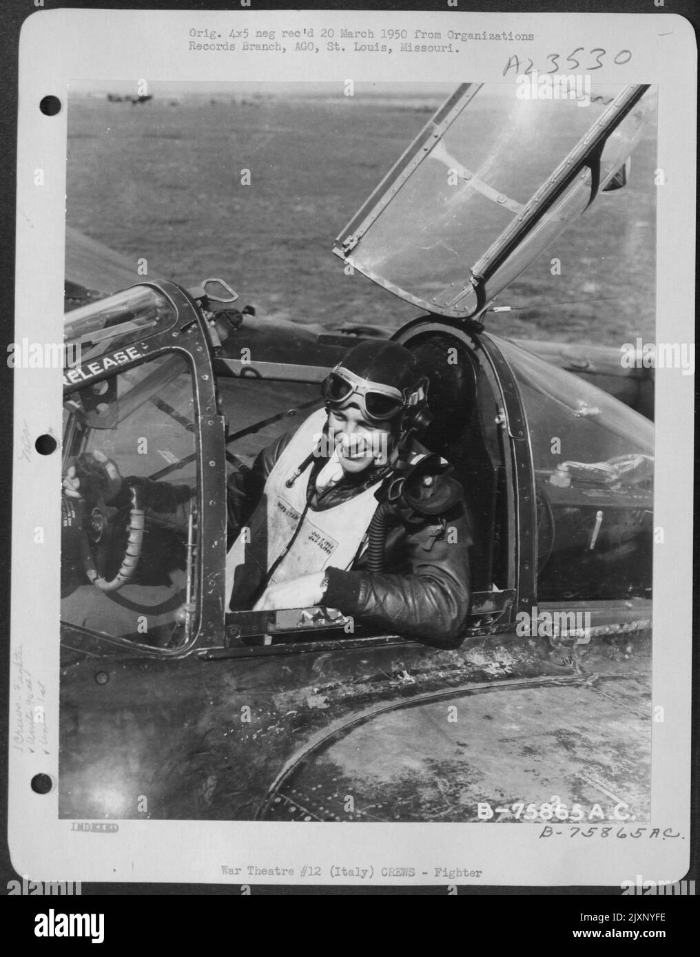 Ein Pilot der 94. Fighter Squadron, 1. Fighter Group, sitzt im Cockpit ...