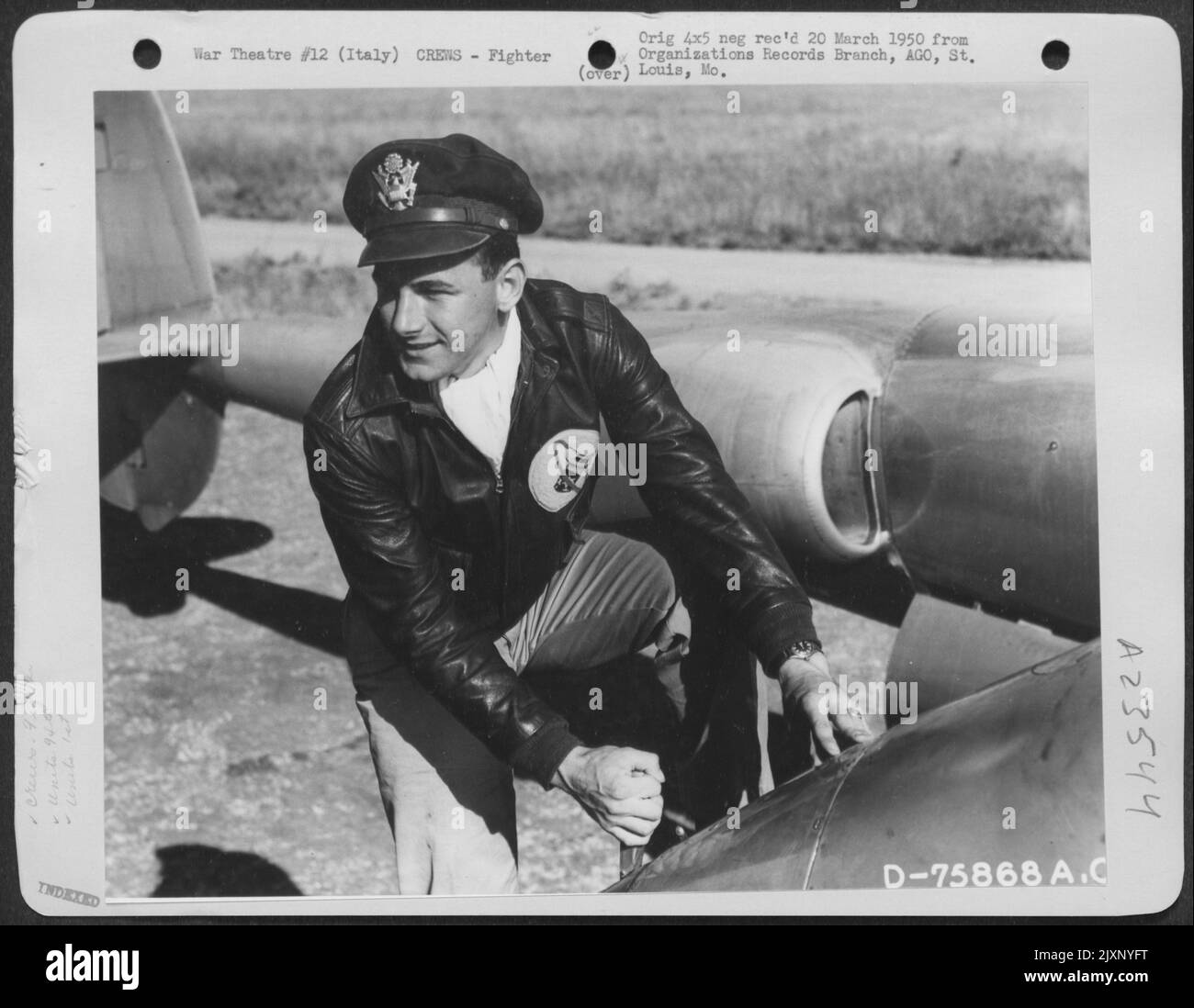 Ein Pilot der 94. Fighter Squadron, 1. Fighter Group, steht neben ...