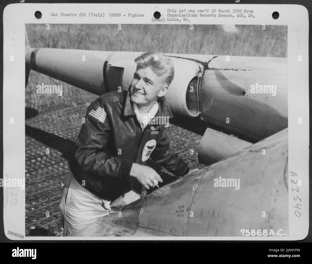 Ein Pilot der 94. Fighter Squadron, 1. Fighter Group, steht neben ...