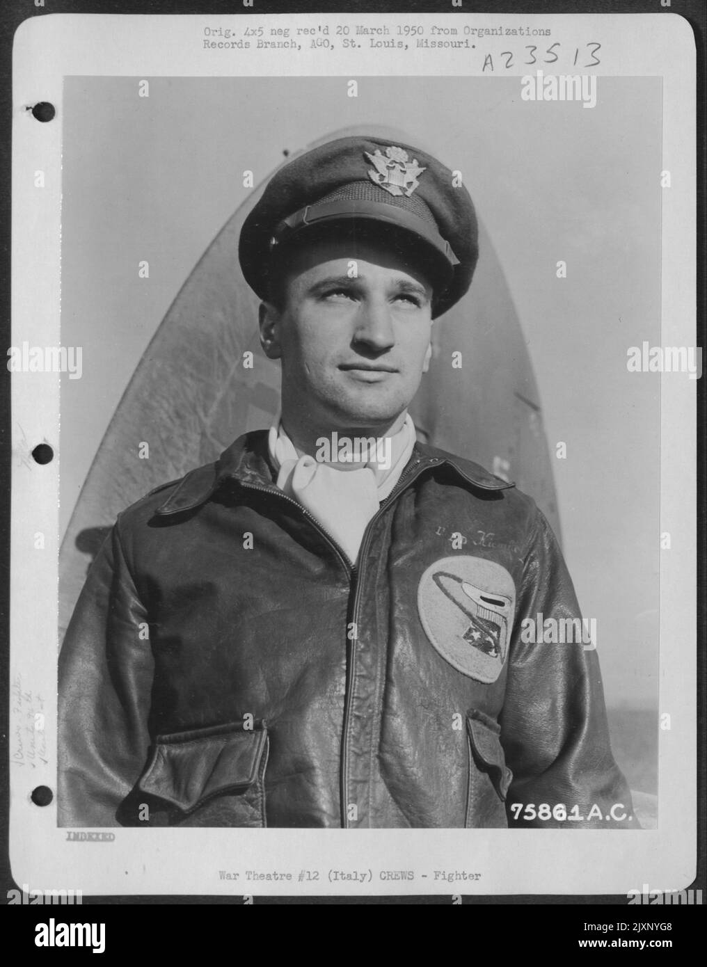 Ein Pilot der 94. Fighter Squadron, 1. Fighter Group, steht neben ...