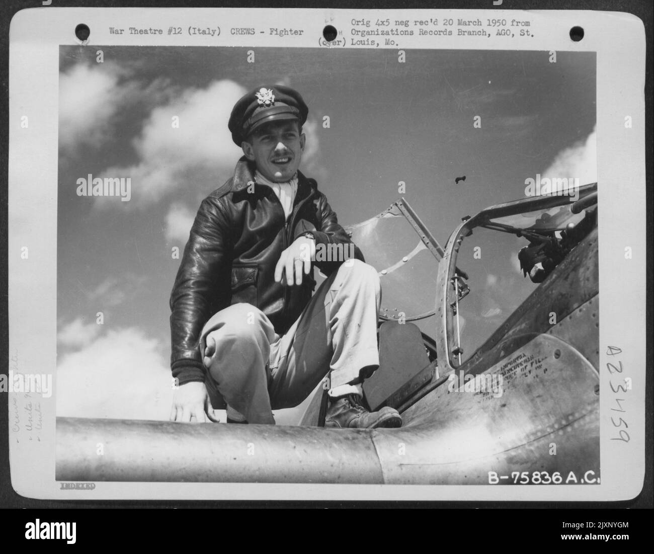 Ein Pilot der 94. Fighter Squadron, 1. Fighter Group, auf seinem ...