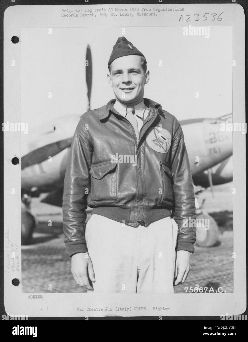 Ein Pilot der 94. Fighter Squadron, 1. Fighter Group, steht neben ...