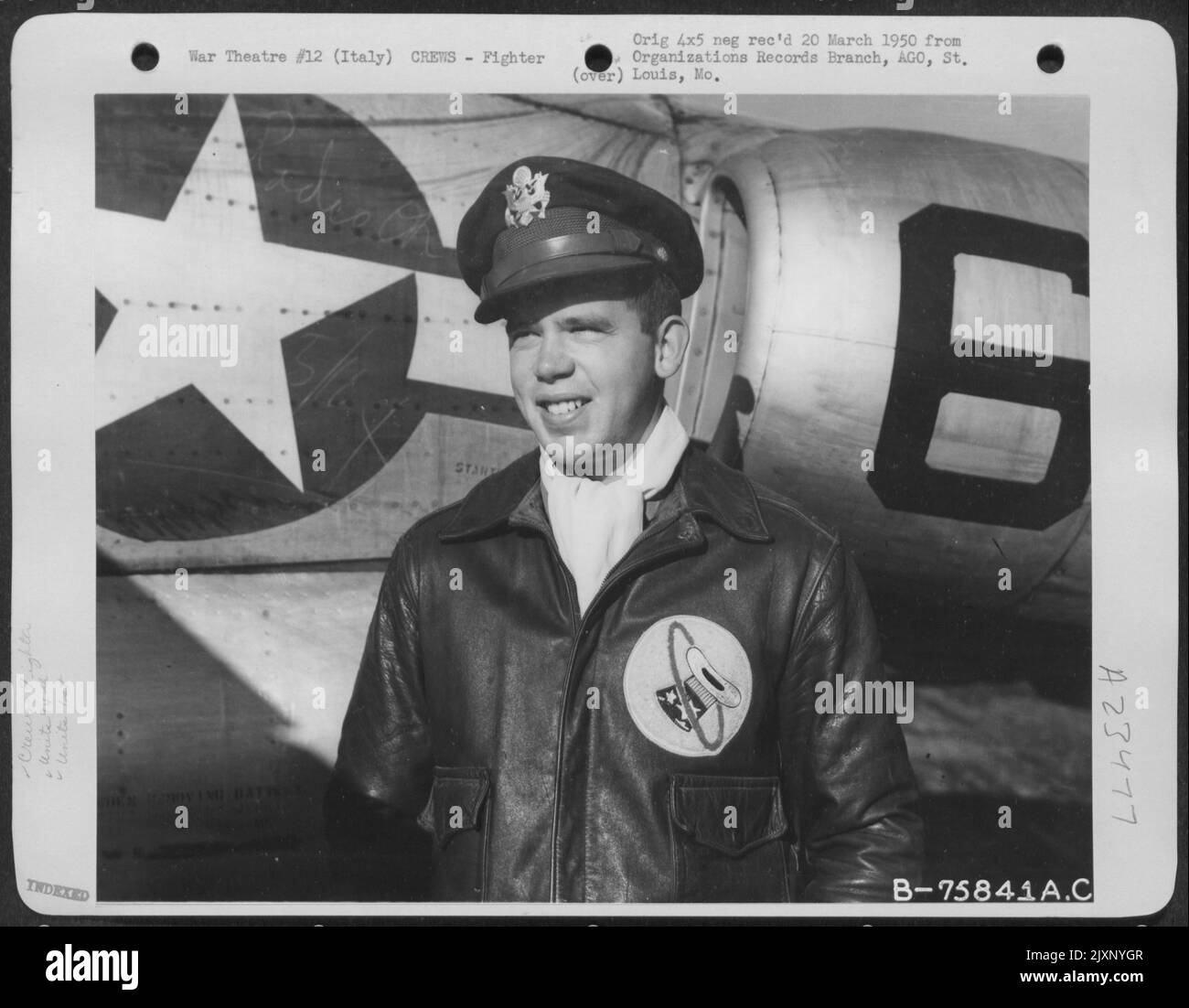 Ein Pilot der 94. Fighter Squadron, 1. Fighter Group, steht neben ...